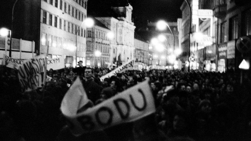 17. listopad: Povídáte si s dětmi o historii, nebo vzdělání necháváte ...