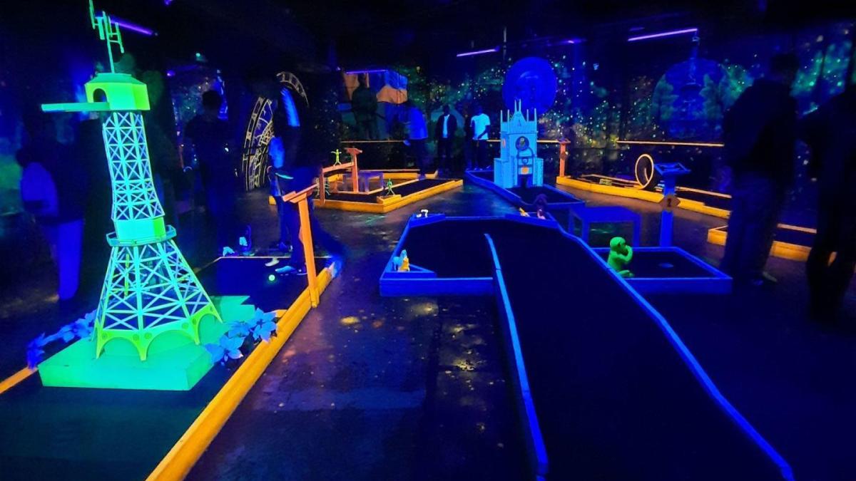 Fotogalerie NEON MINIGOLF na eMimino.cz
