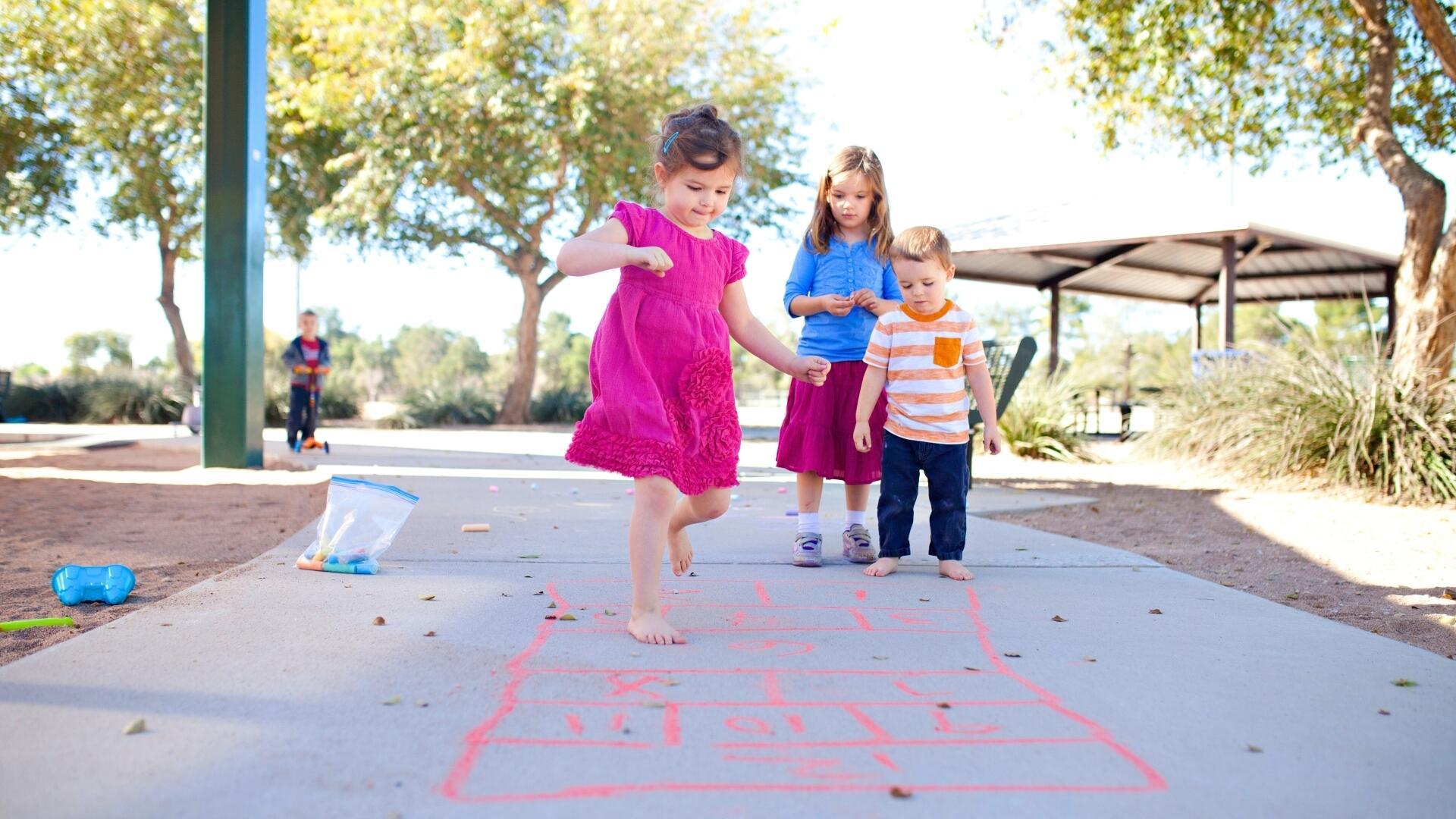 Co hrát za hry? Zabavte děti doma i venku - eMimino.cz